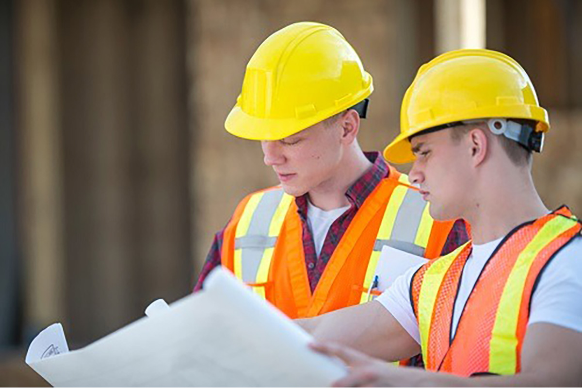 Mengenal 5 Warna Helm Proyek yang Dipakai Pekerja Konstruksi Beserta ...
